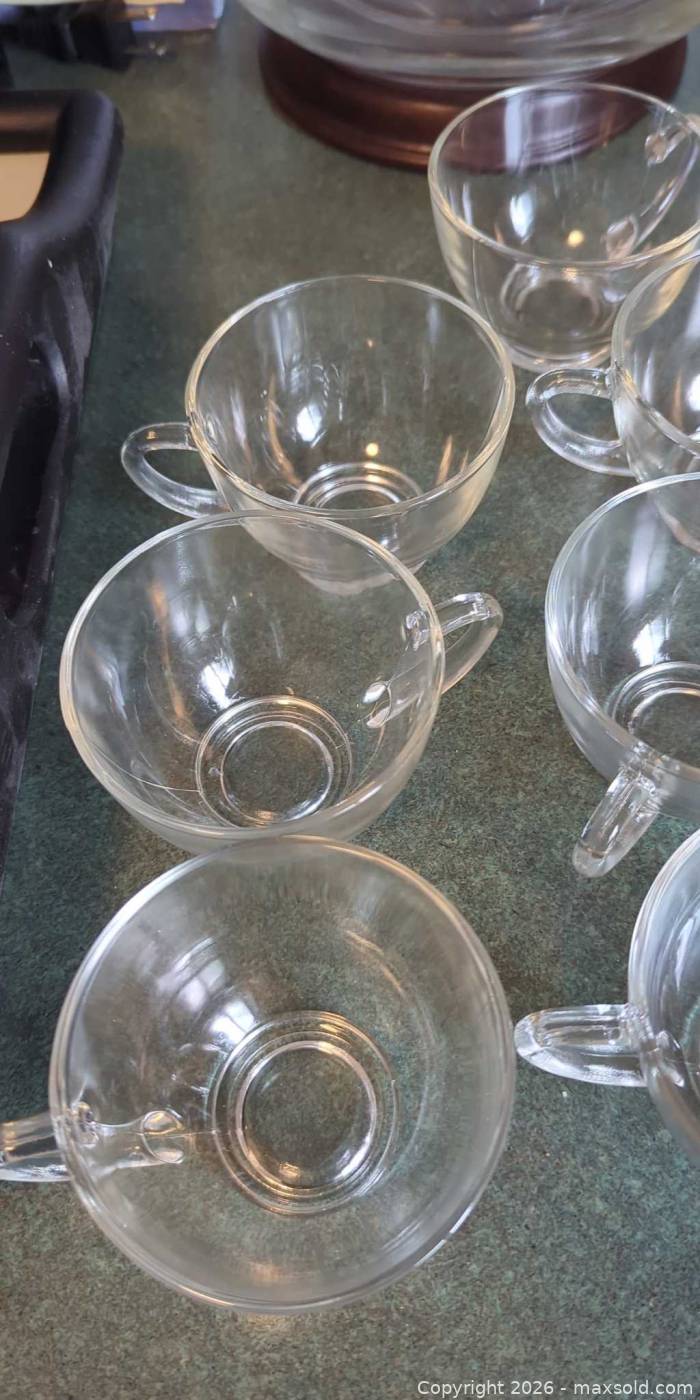 KitchenAid immersion blender, hotplate, glass cups, bowl, linens | Maxsold