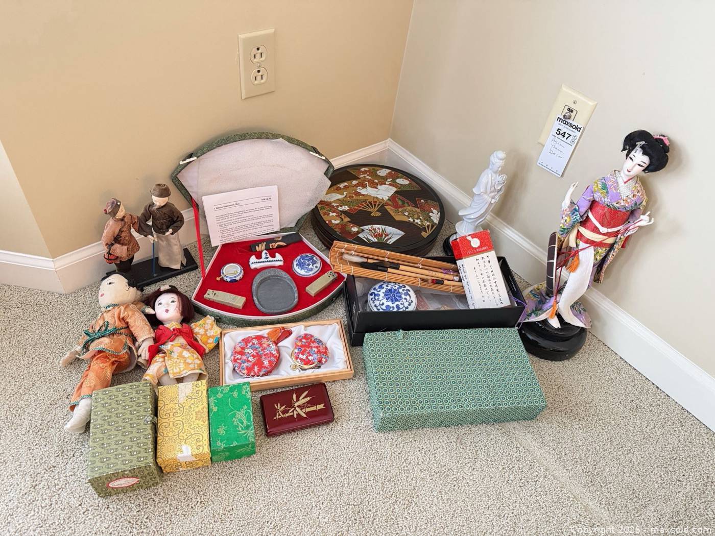 Vintage Japanese dolls, lacquerware, ceramics & figurines, 20+ pcs ...