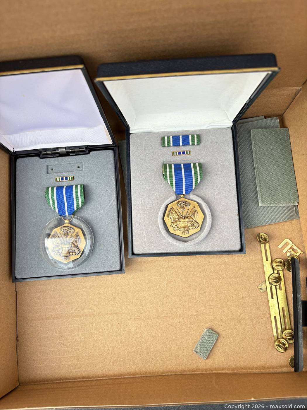 U.S. Army cloth patches, name tapes, insignia, two boxed medals | Maxsold