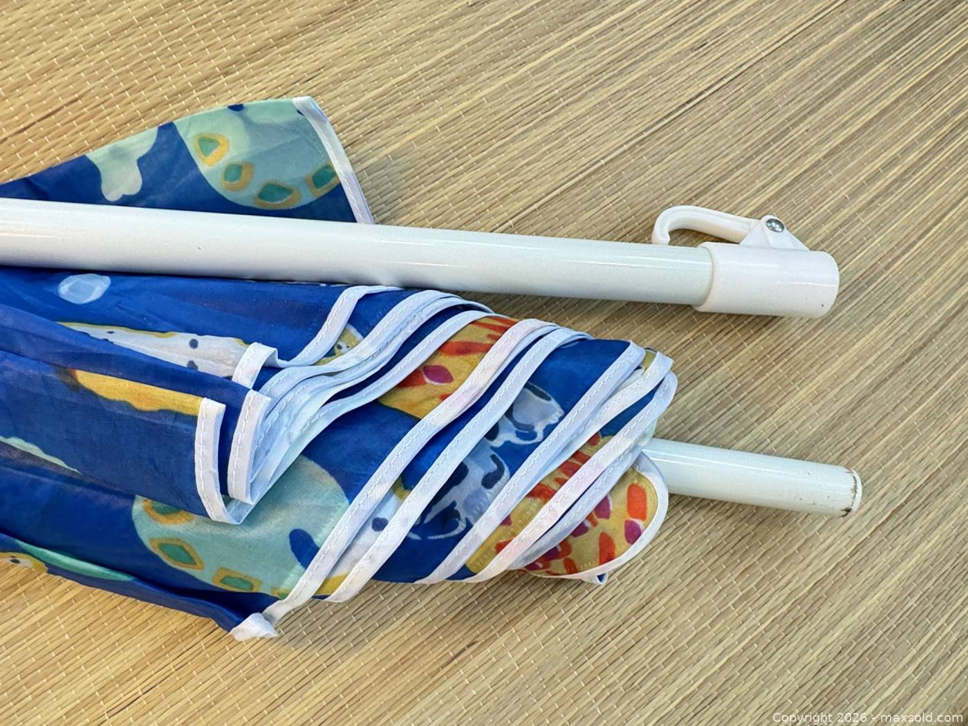 Beach and golf umbrellas with roll-out sand mat | Maxsold