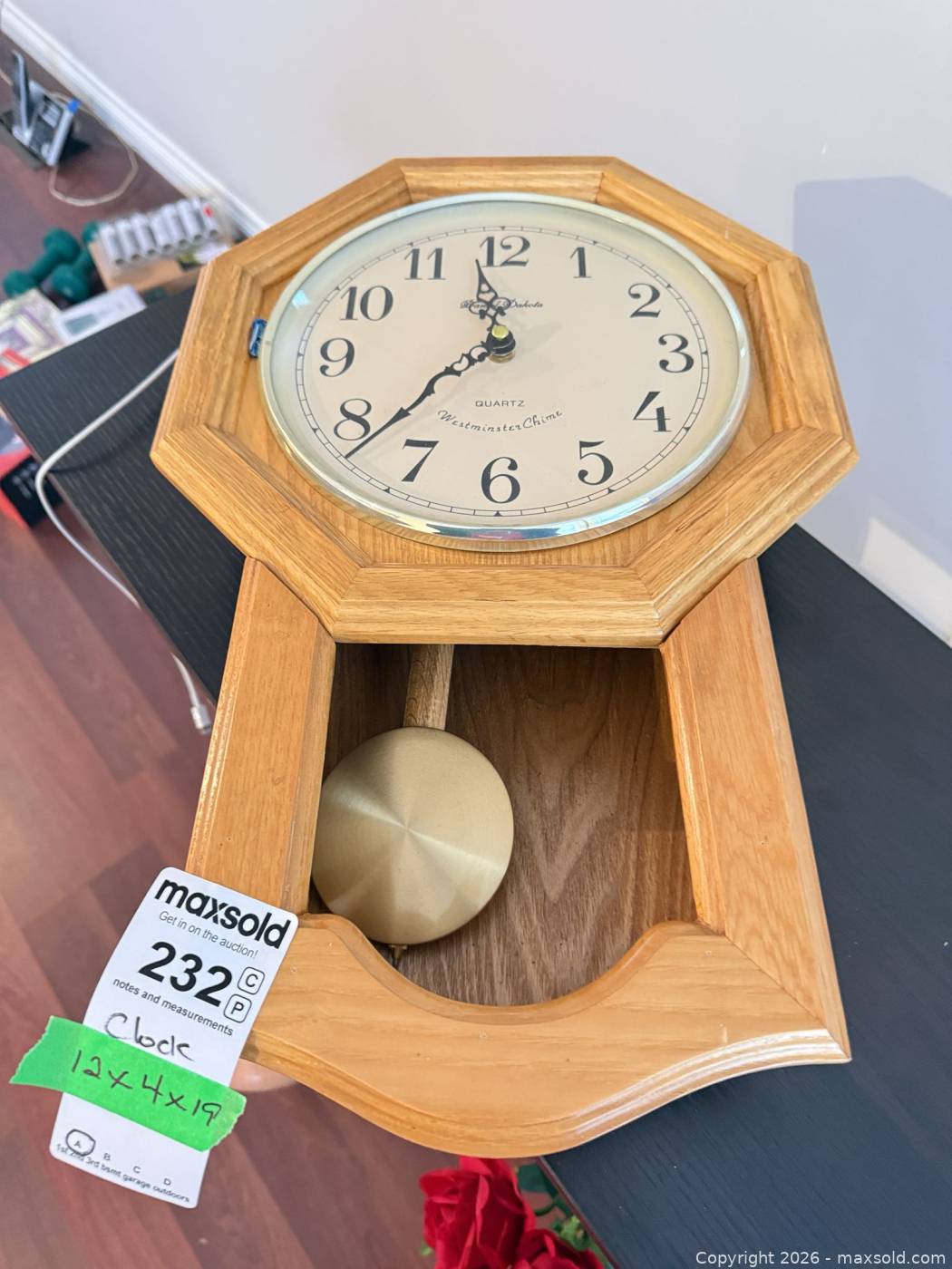 Daniel Dakota oak quartz wall clock | Maxsold