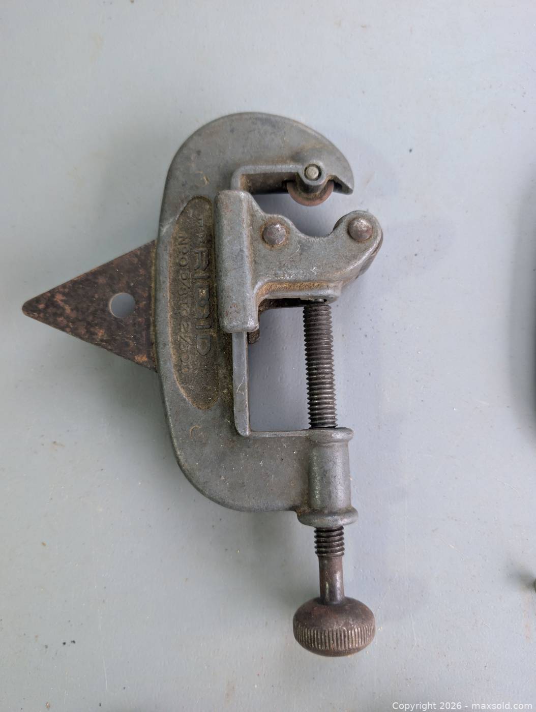 11 hand tools: C-clamps, sheet-metal clamp, tape, square, expander ...