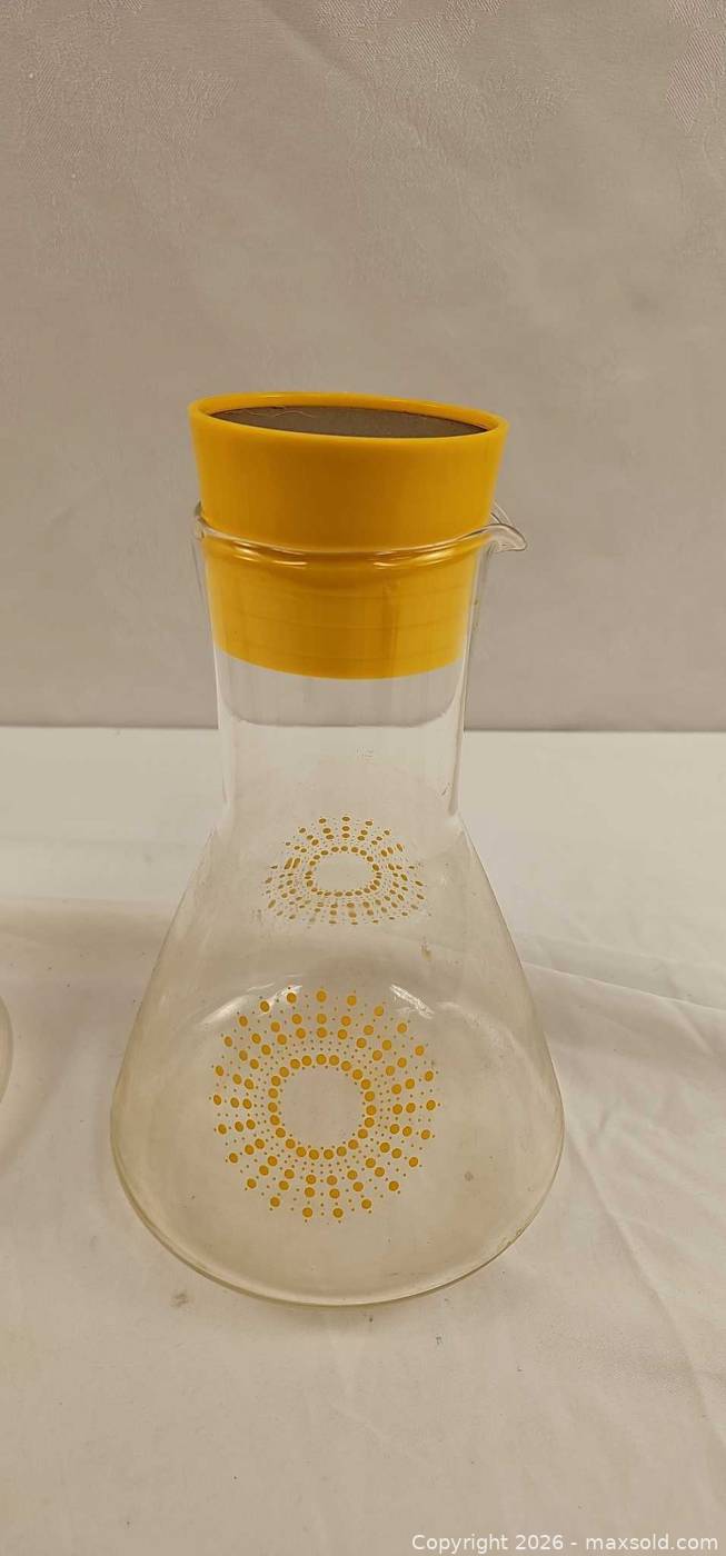 Pyrex atomic starburst beaker carafes | Maxsold
