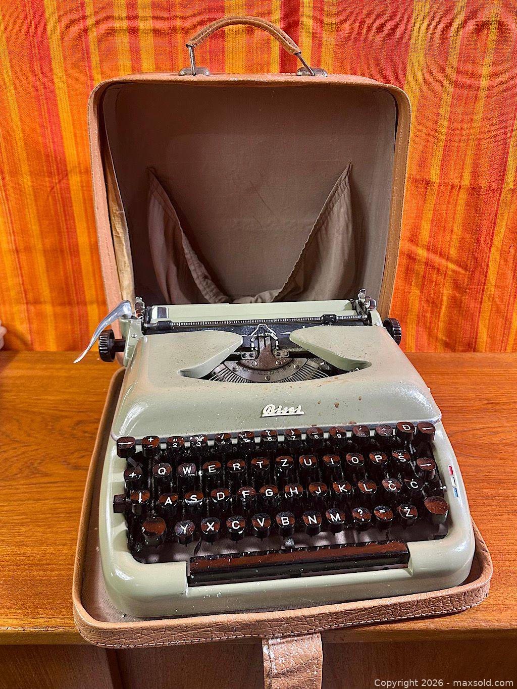 Vintage German Biser portable typewriter with case | Maxsold
