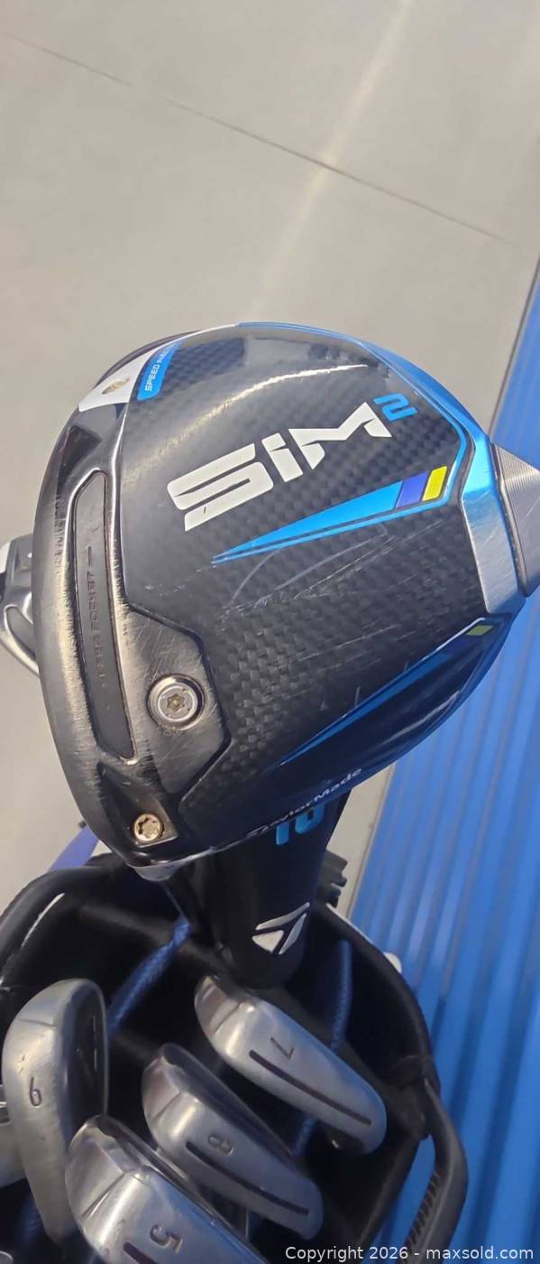 Left-handed TaylorMade golf clubs with Toronto Maple Leaf bag | Maxsold