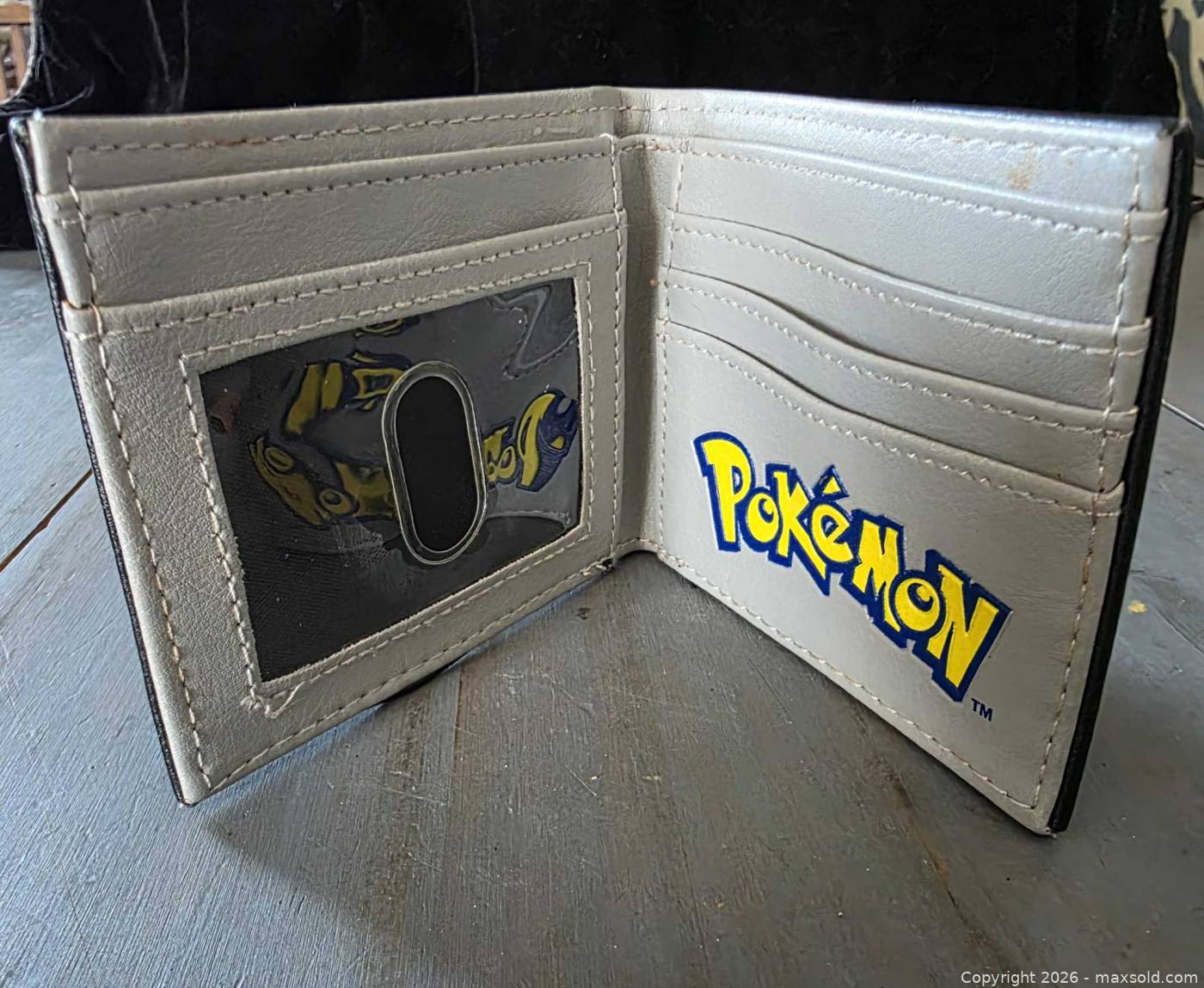 Pokémon Poké Ball bifold wallet | Maxsold