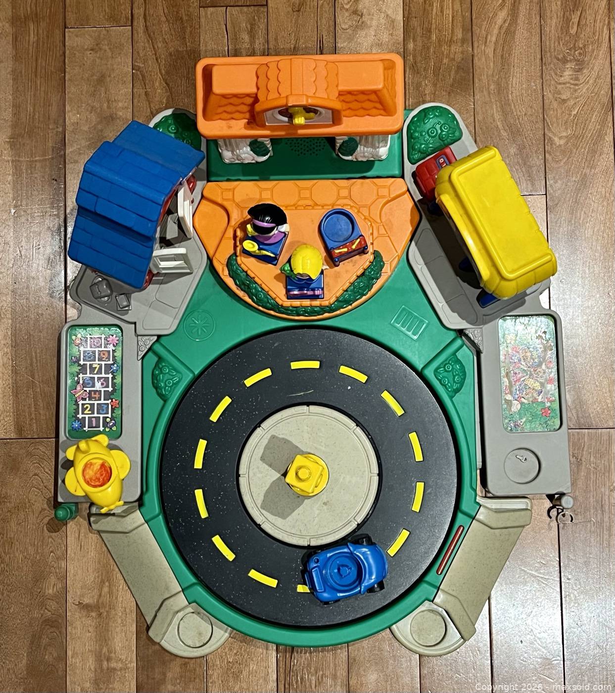 2004 Fisher-Price Little People Discovery Village playset with 3 ...