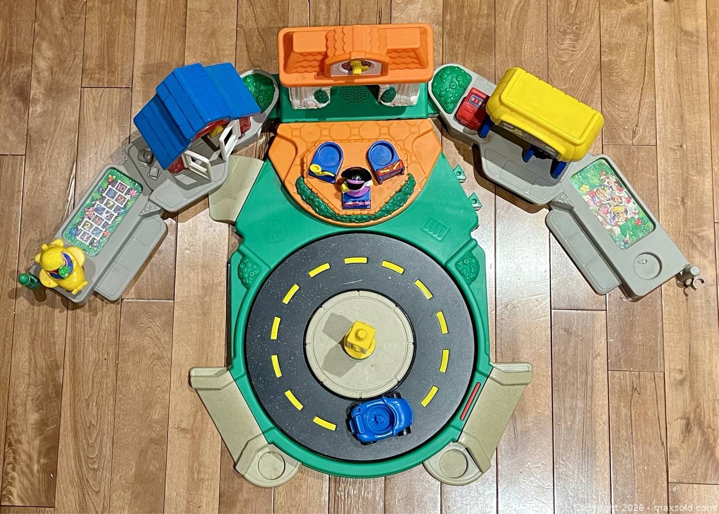 2004 Fisher-Price Little People Discovery Village playset with 3 ...