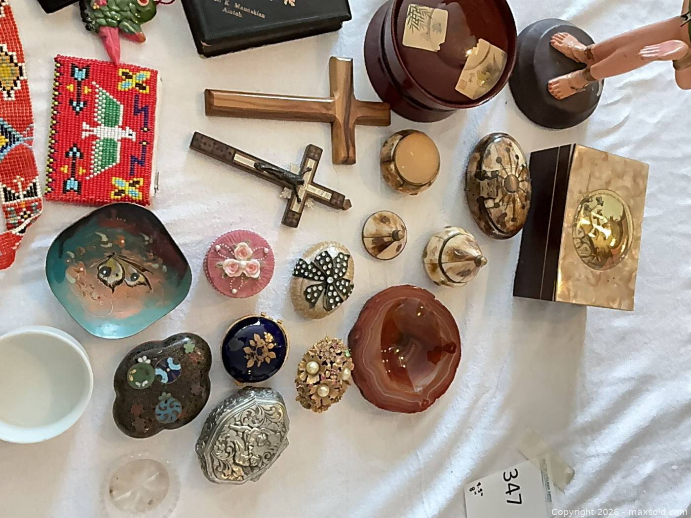 Mixed decorative trinkets, small boxes, crosses & beadwork | Maxsold