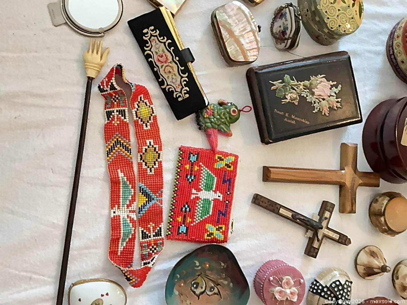 Mixed decorative trinkets, small boxes, crosses & beadwork | Maxsold