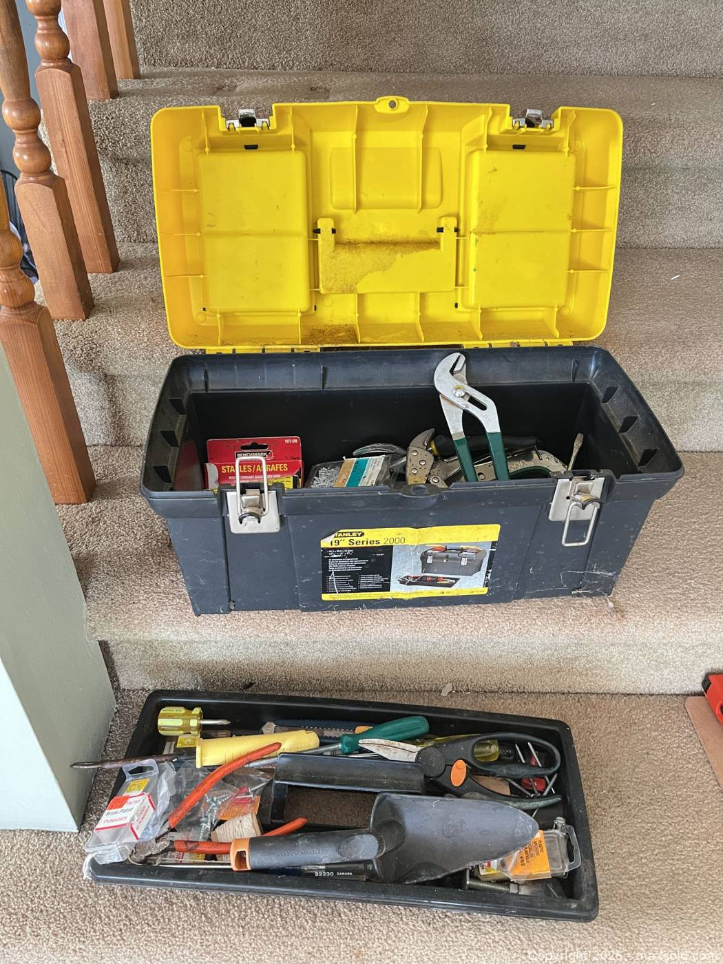 Stanley 19" Series 2000 toolbox & hand tools | Maxsold