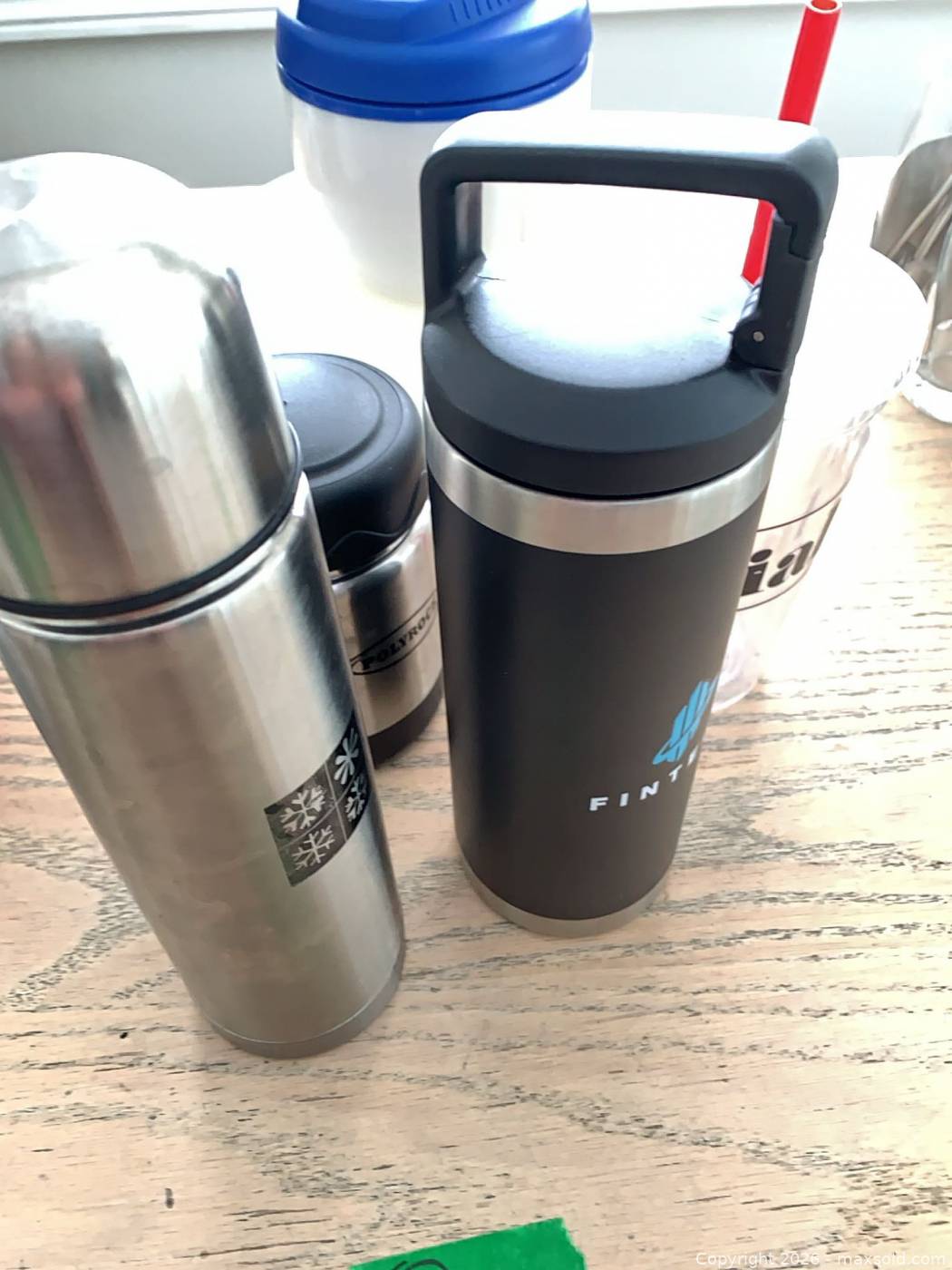Vacuum flask, insulated bottles and snack tray | Maxsold