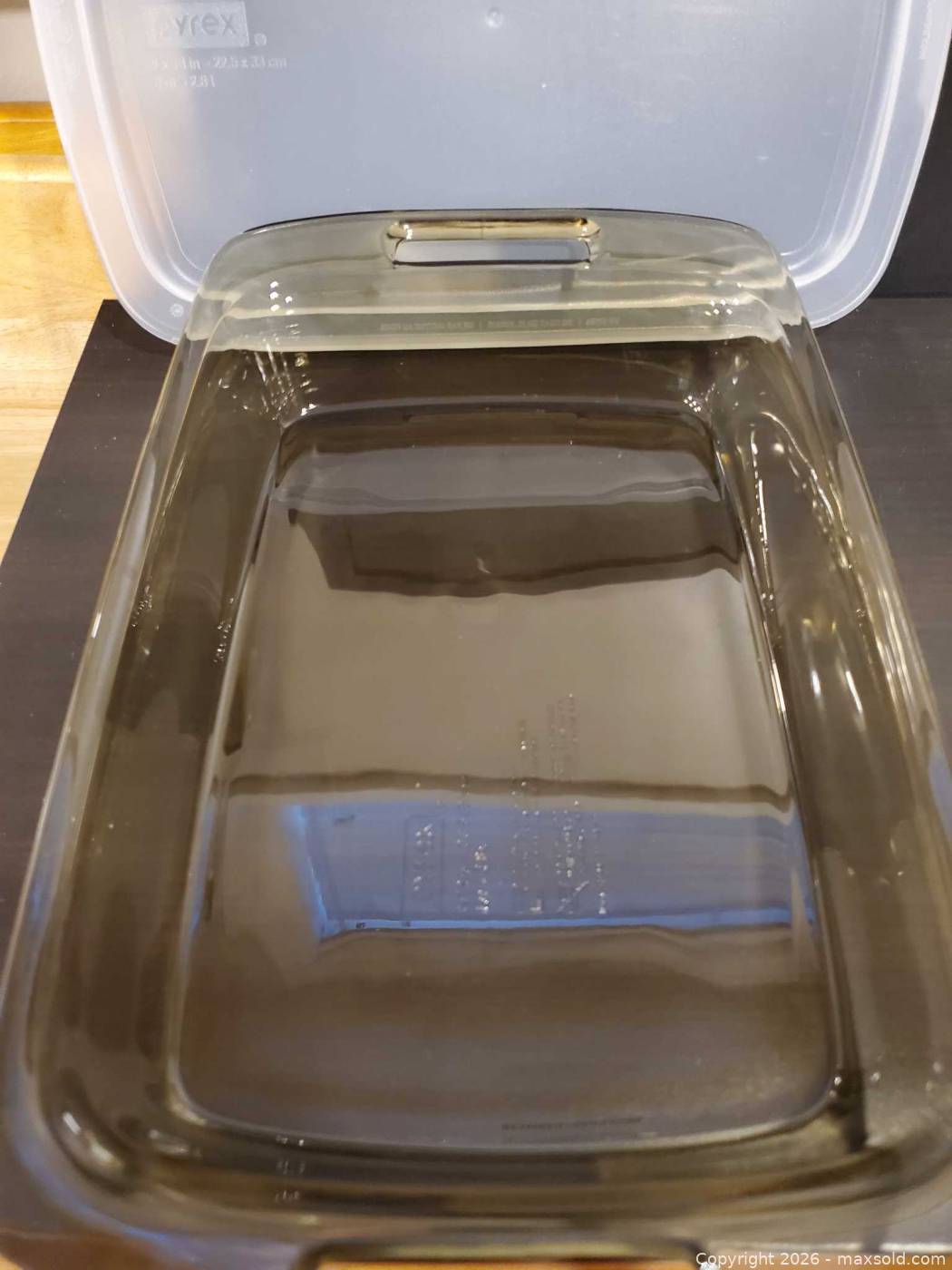 Pyrex 9" x 13" glass baking dish with lid | Maxsold