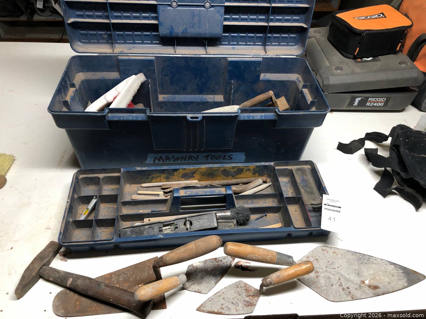 Masonry trowel set with toolbox | Maxsold