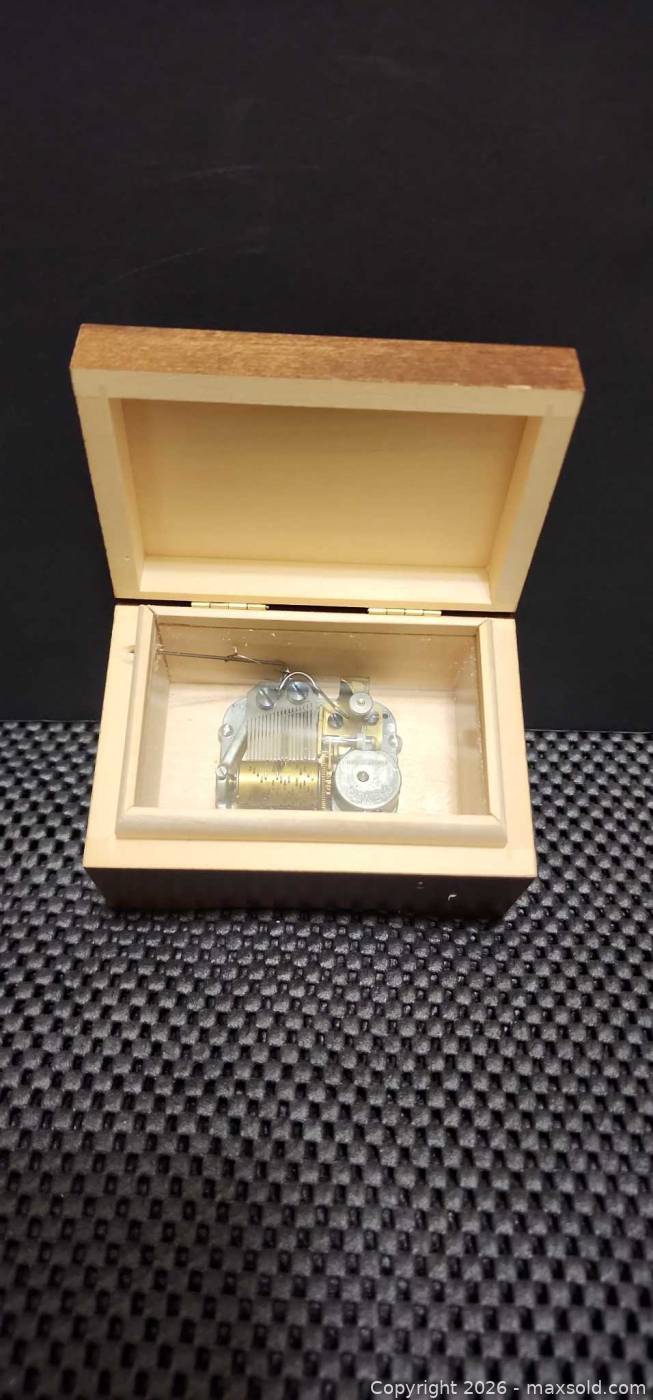 Cuendet Swiss music box Edelweiss tune | Maxsold