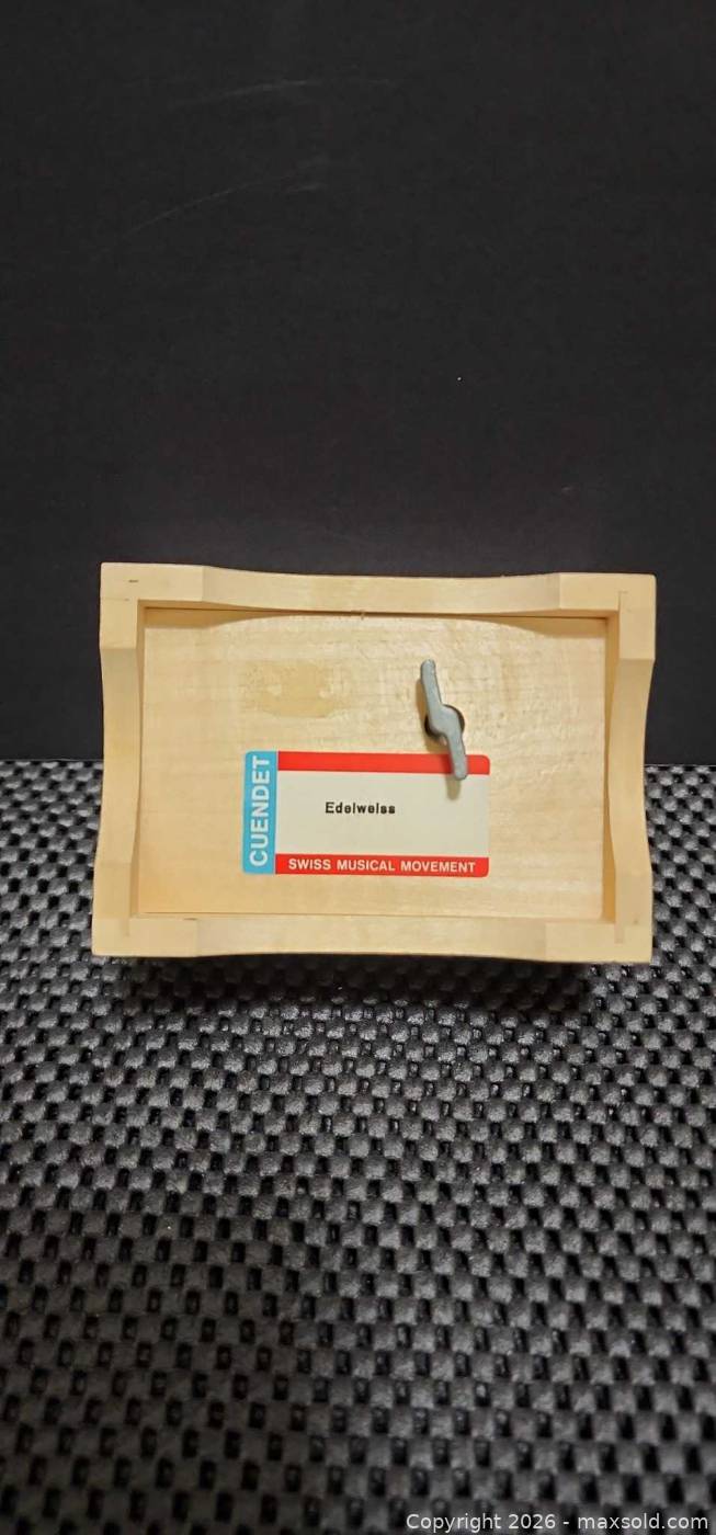 Cuendet Swiss music box Edelweiss tune | Maxsold