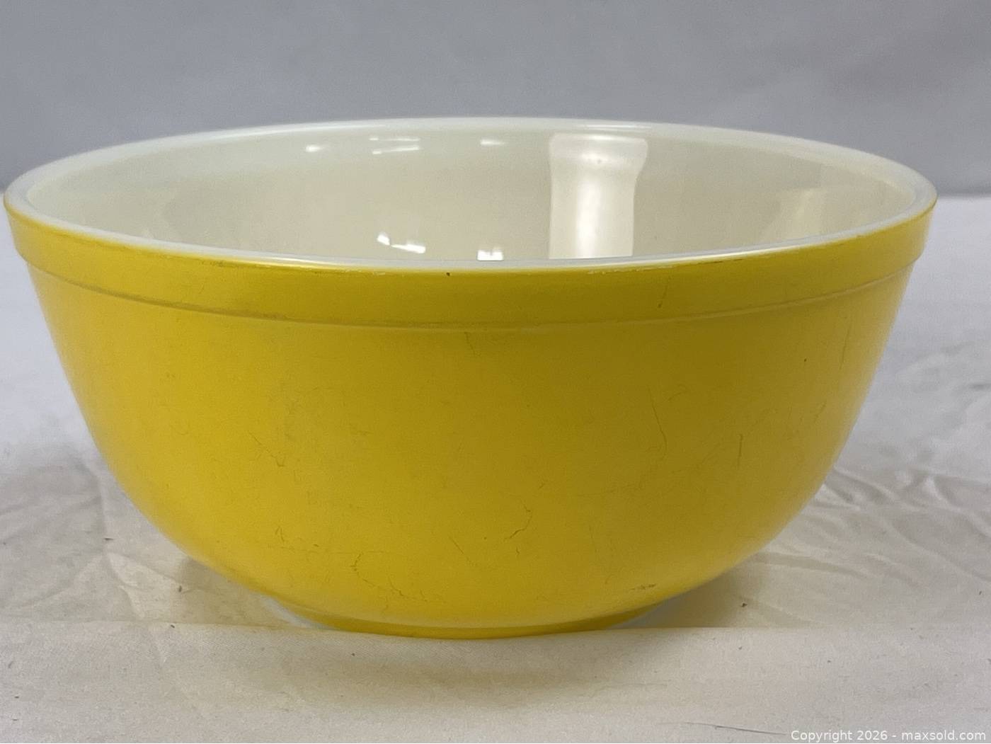 Vintage Pyrex Yellow 2.5 Qt Mixing Bowl | Maxsold