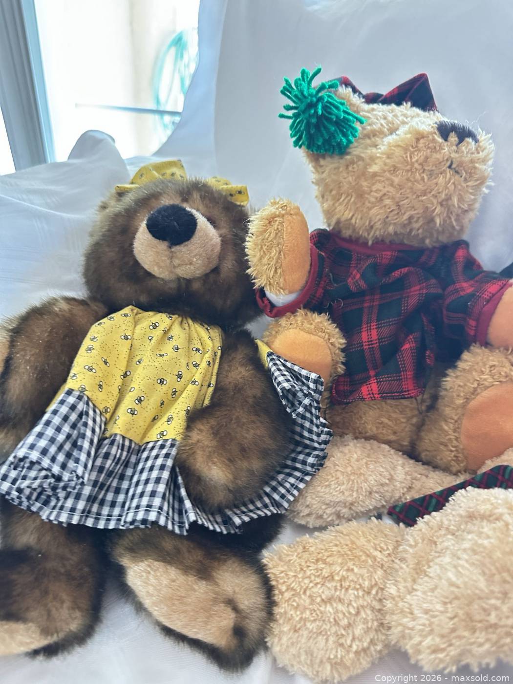 Stuffed plush bears and floppy dog, six | Maxsold