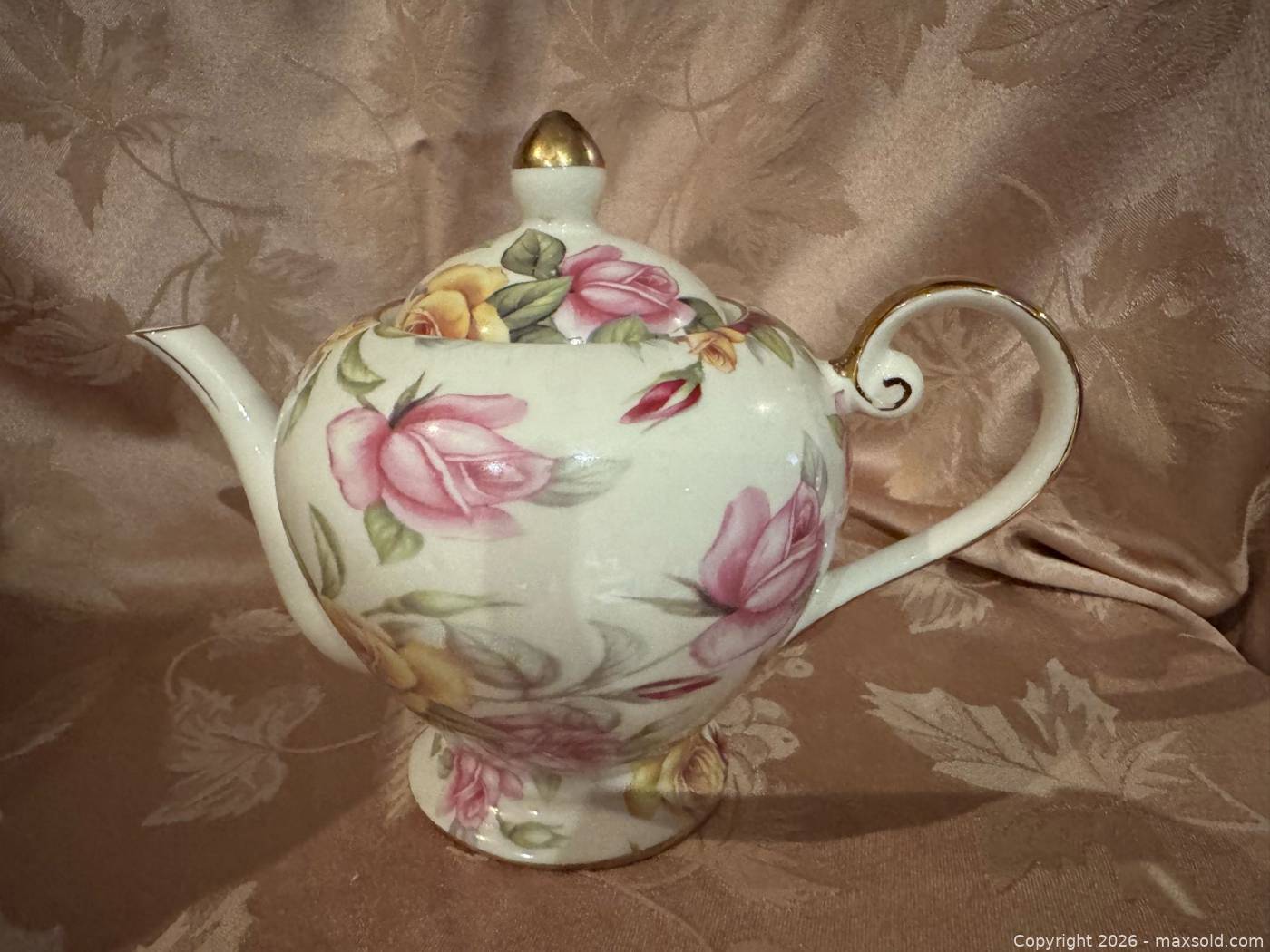 Royal Elfreda Country Rose teapot | Maxsold