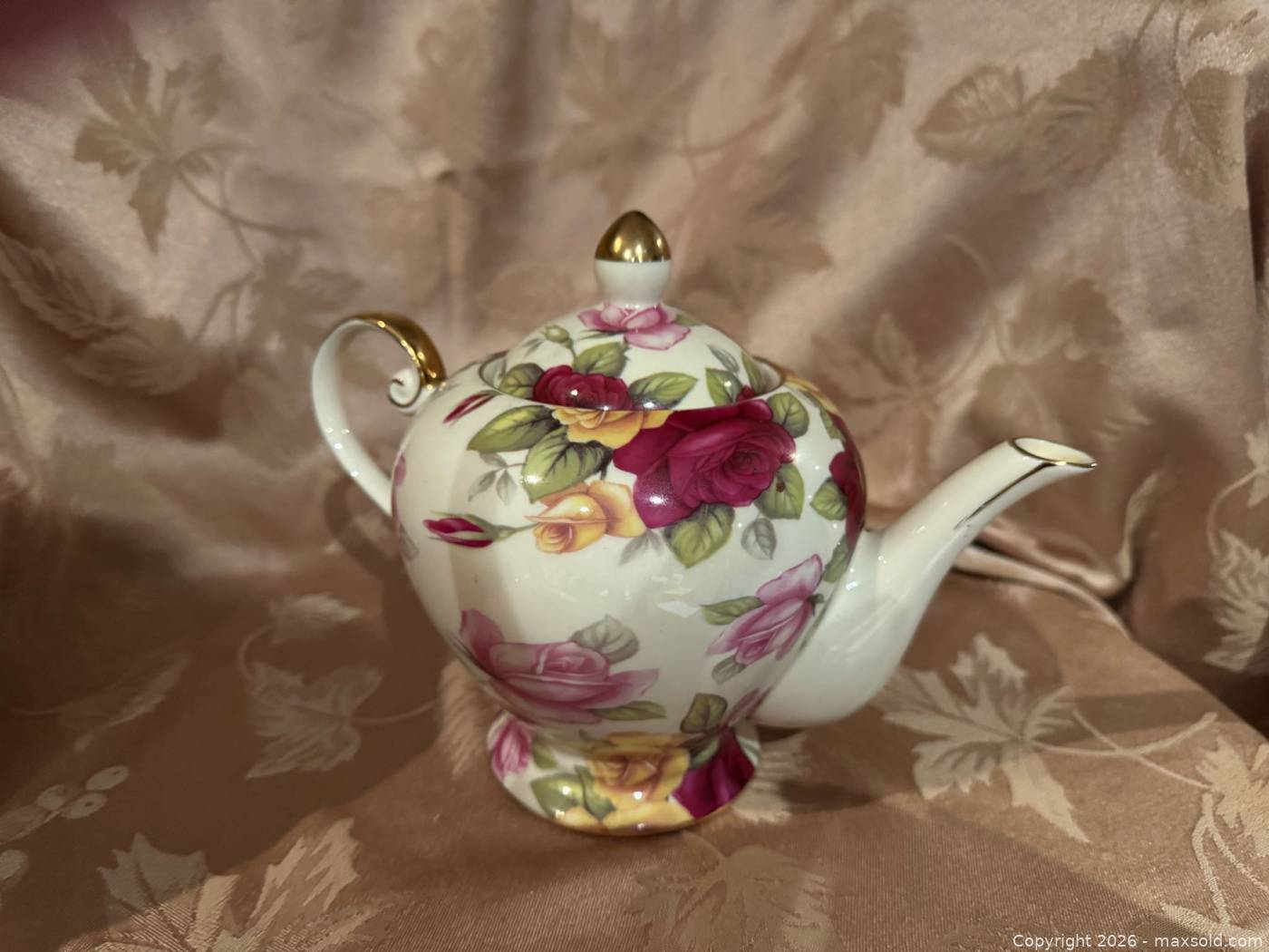 Royal Elfreda Country Rose teapot | Maxsold