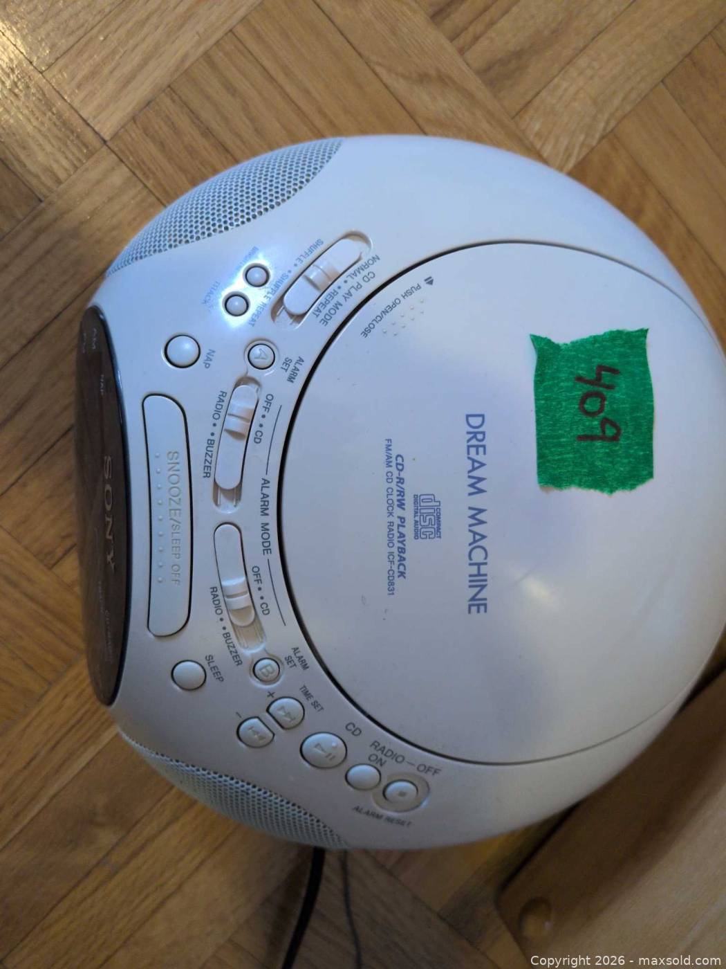 Sony Dream Machine white CD clock radio | Maxsold