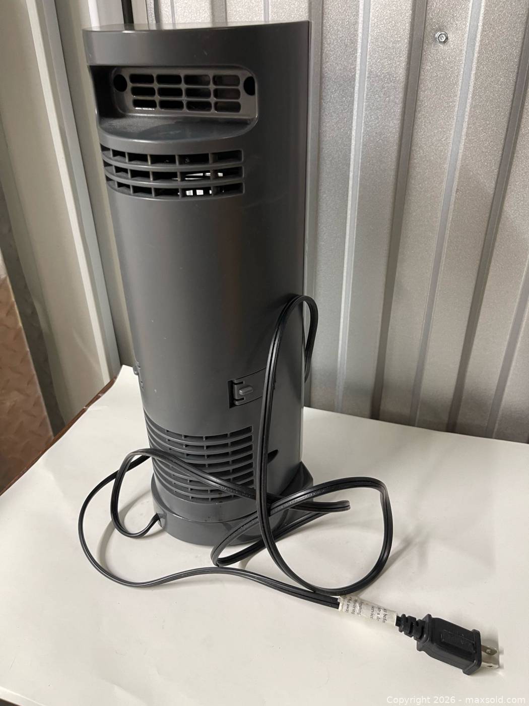 Brookstone MiniMax tower desk fan | Maxsold