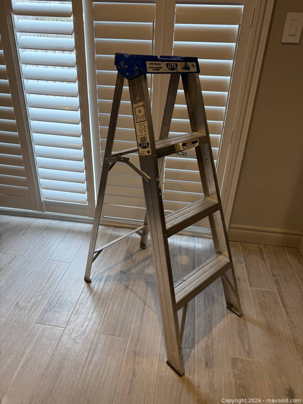 4-ft aluminium step ladder | Maxsold