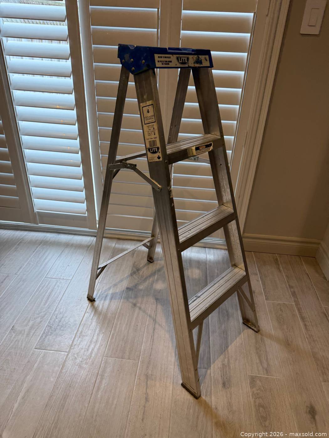 4-ft aluminium step ladder | Maxsold