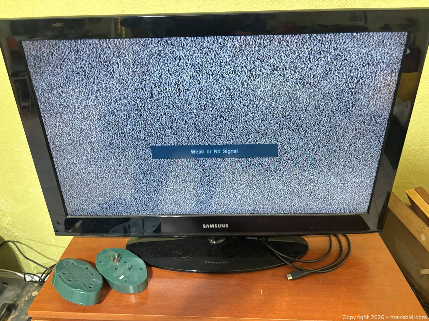 Samsung 32" LN32D403 TV, stand, adapters, media | Maxsold