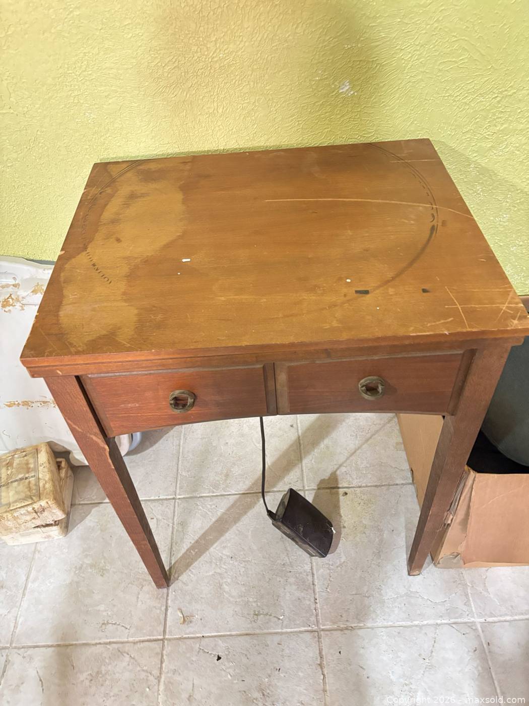 Singer wood sewing machine cabinet table with machine, power cord, foot ...