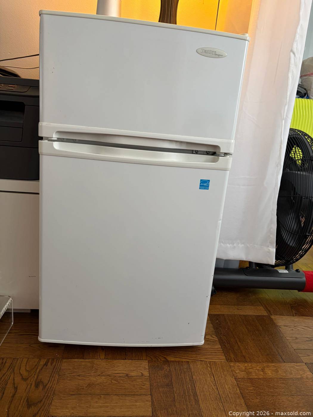 Danby compact two-door mini fridge | Maxsold