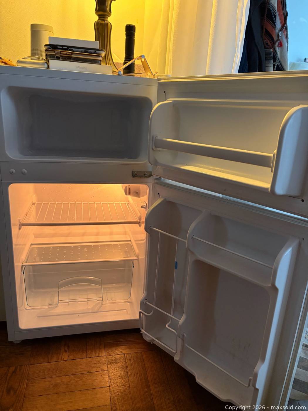 Danby compact two-door mini fridge | Maxsold