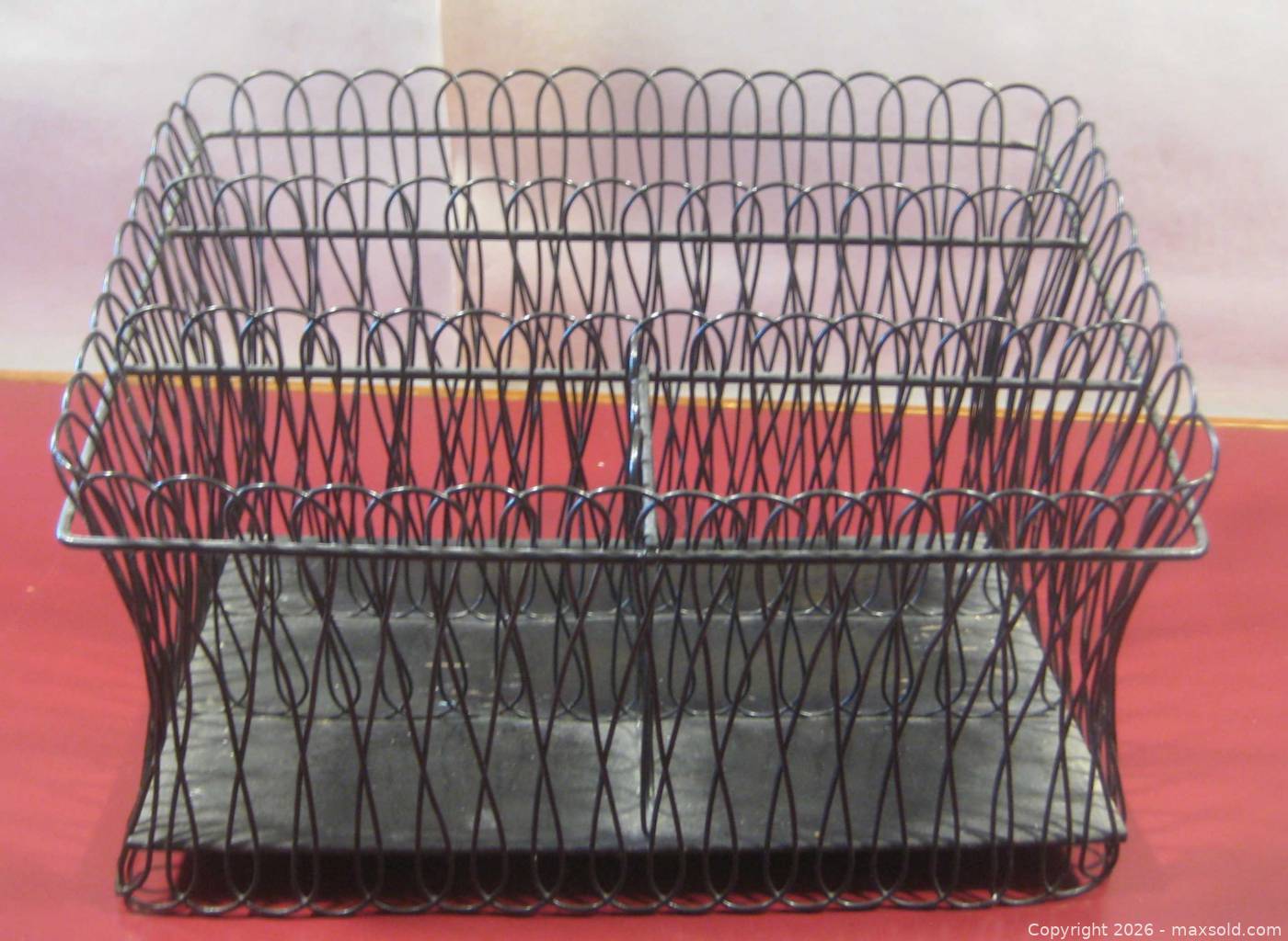 Metal wire desk organizer | Maxsold
