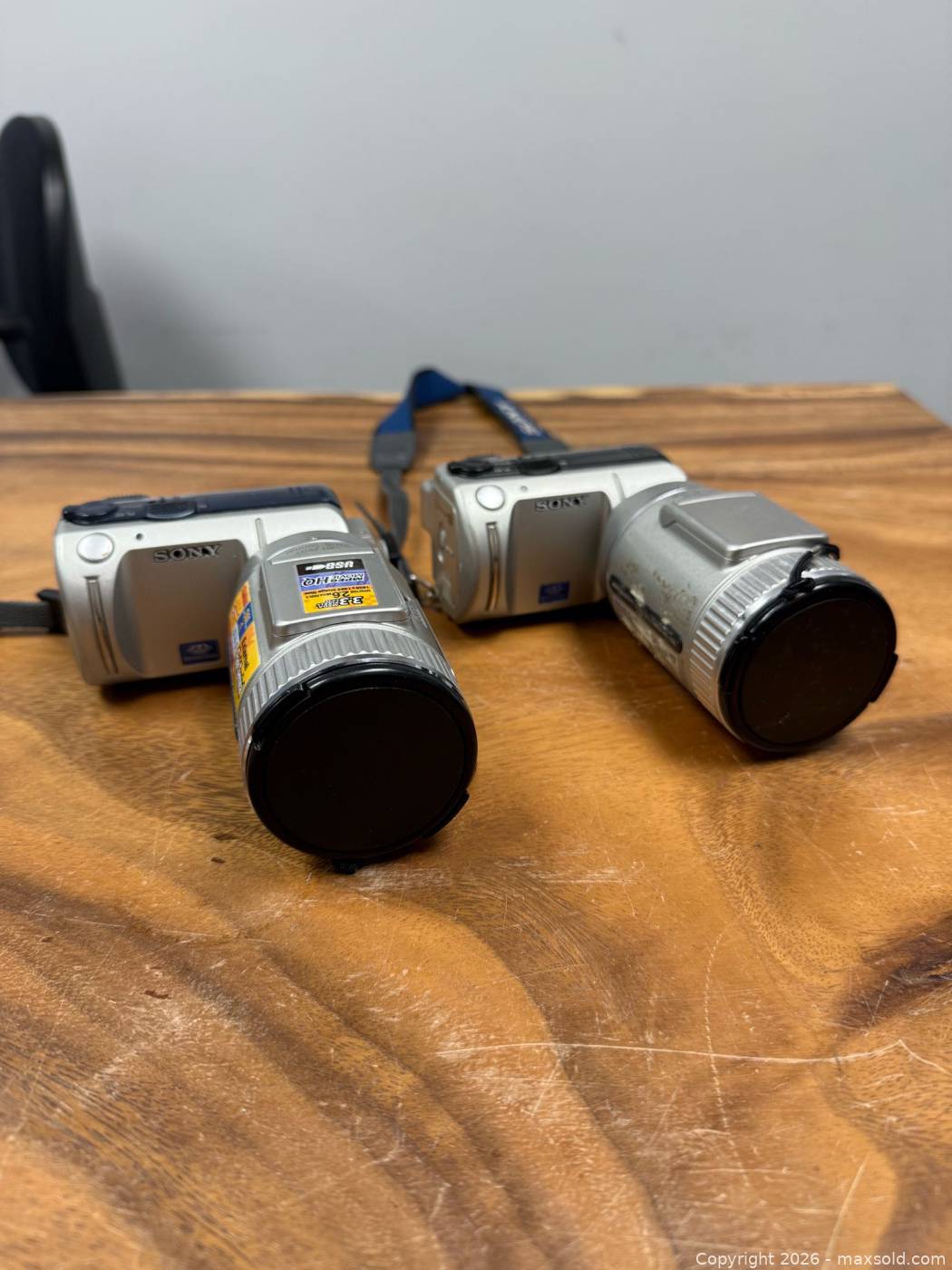 2 Sony Cyber-shot DSC-F505V digital cameras | Maxsold