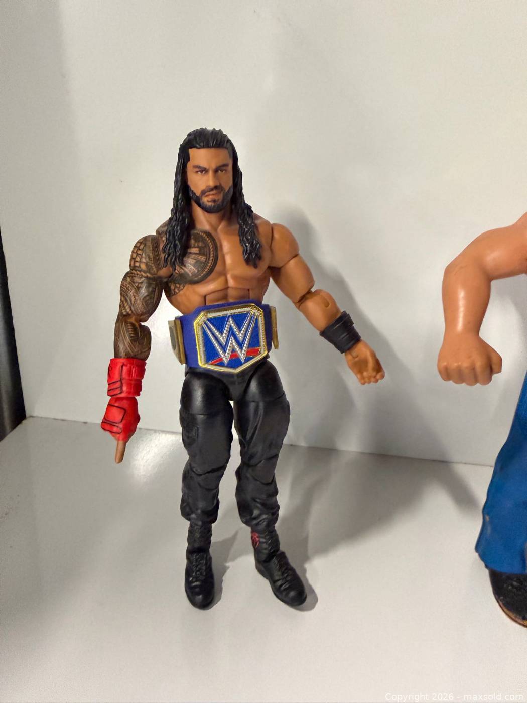 Six WWE style wrestling action figures | Maxsold