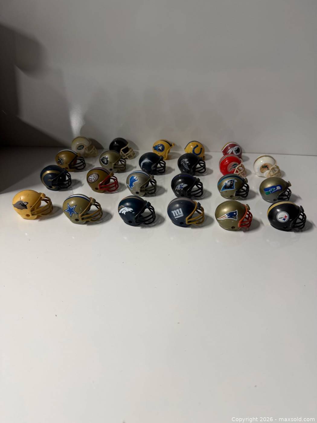 23 vintage NFL plastic mini helmets | Maxsold