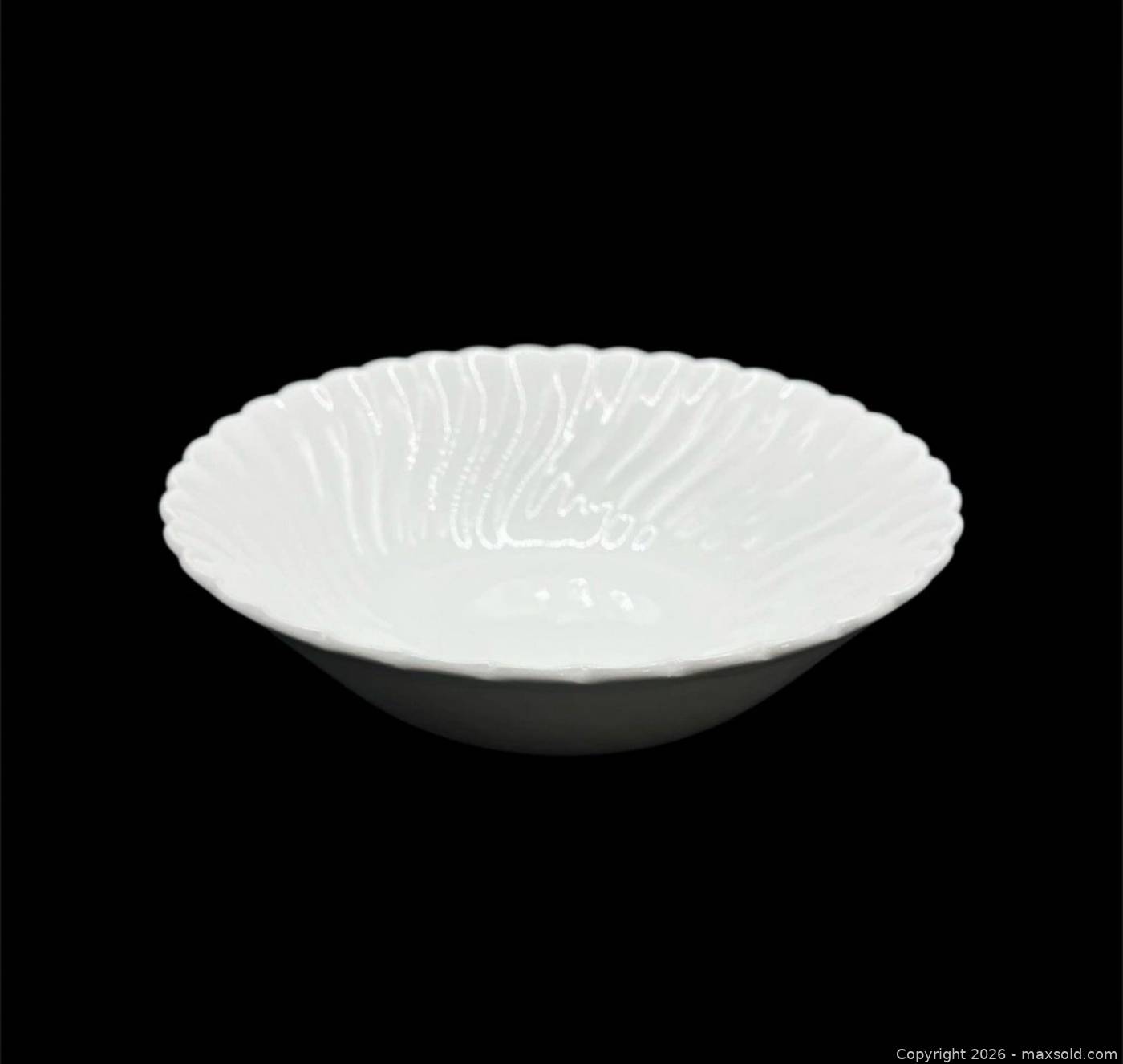 Johnson Brothers Regency Snow White swirl 8.5" serving bowl | Maxsold