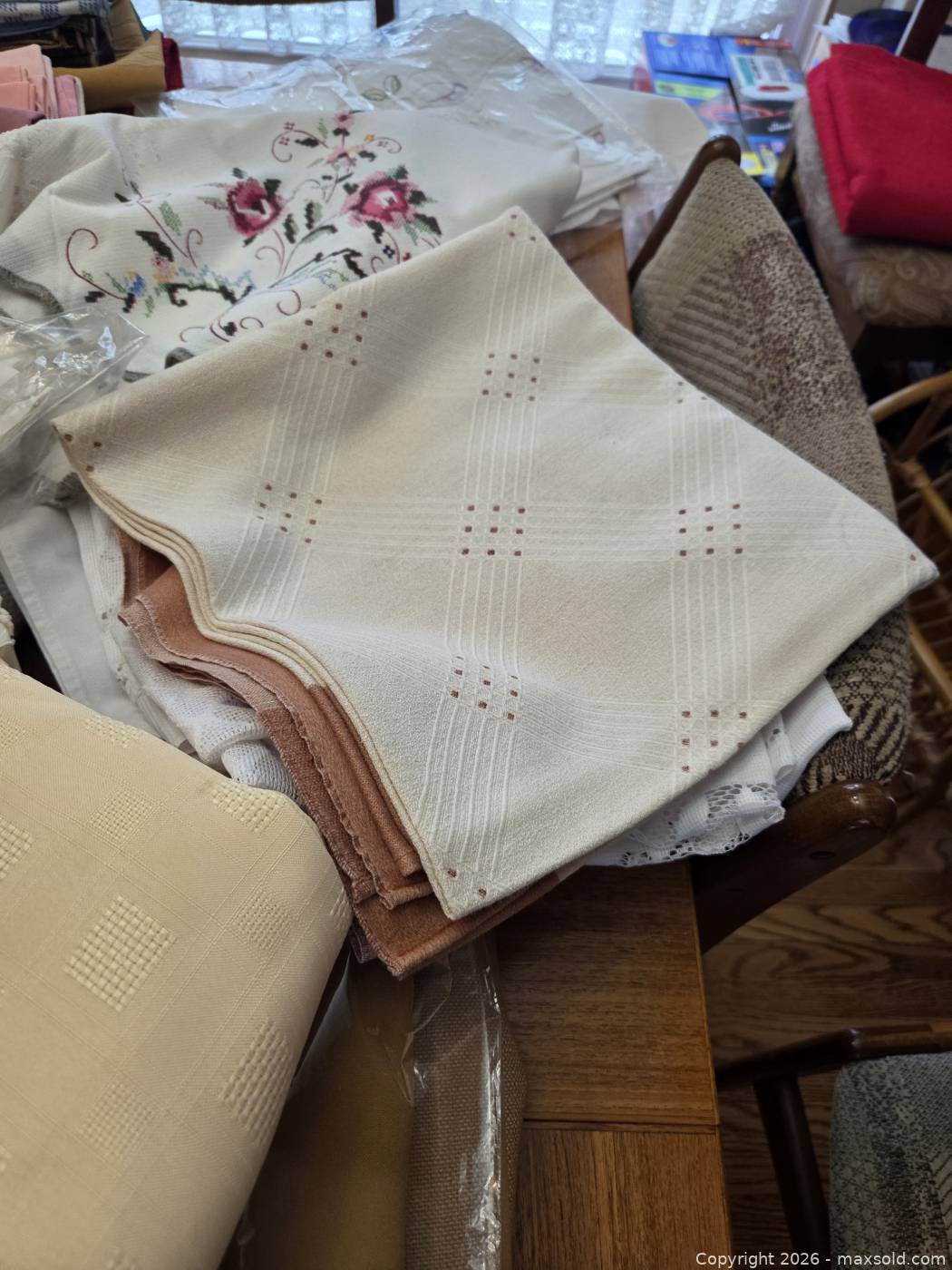 Assorted Table Linens | Maxsold