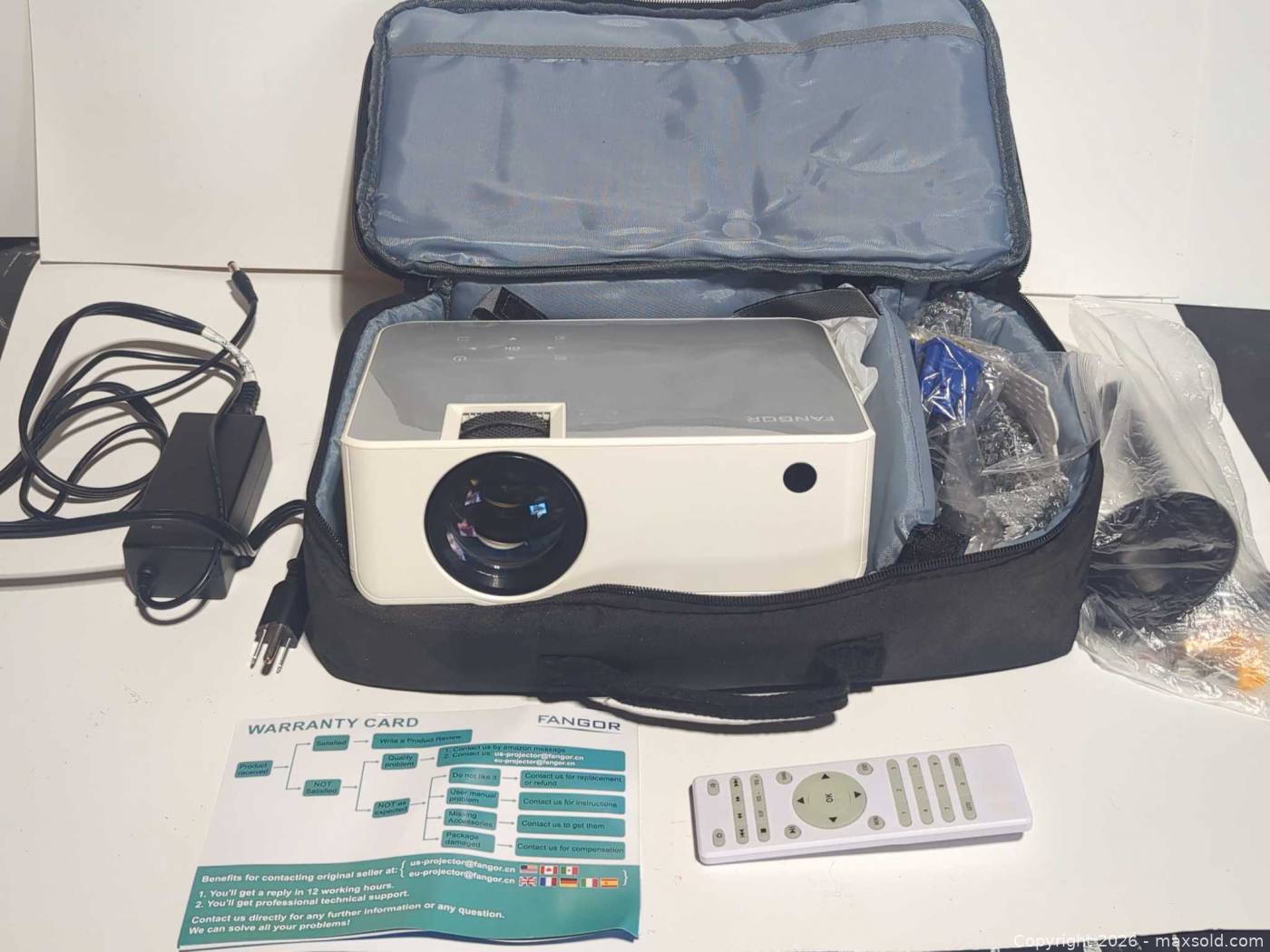 Fangor white projector with accessories | Maxsold
