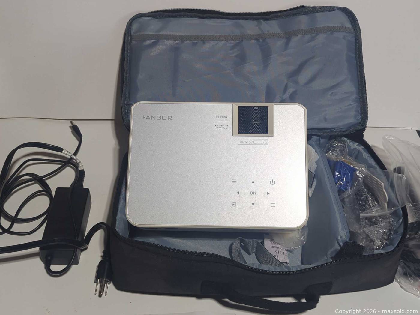 Fangor white projector with accessories | Maxsold