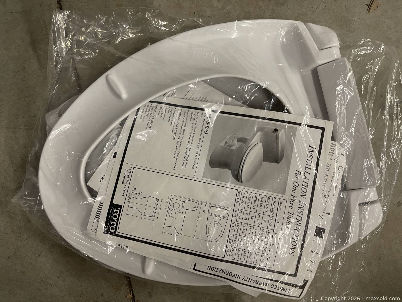 TOTO elongated soft-close toilet seat cotton off-white | Maxsold