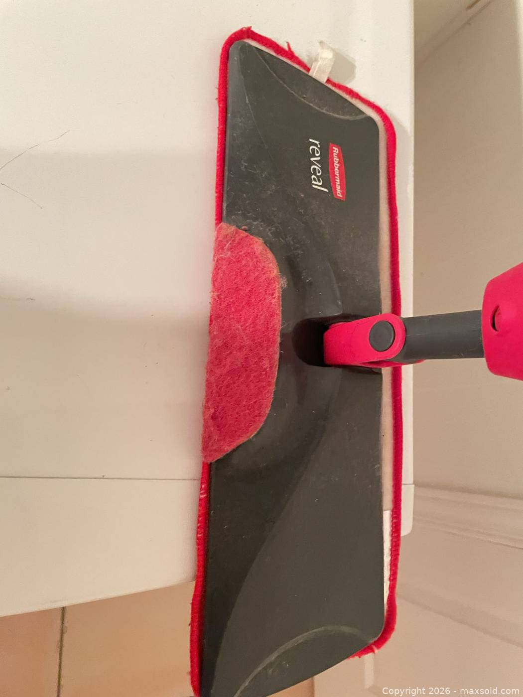 Rubbermaid Reveal spray mop with bottle and pad | Maxsold