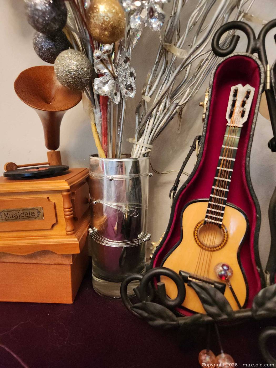Novelty decor with mini instruments & projector | Maxsold
