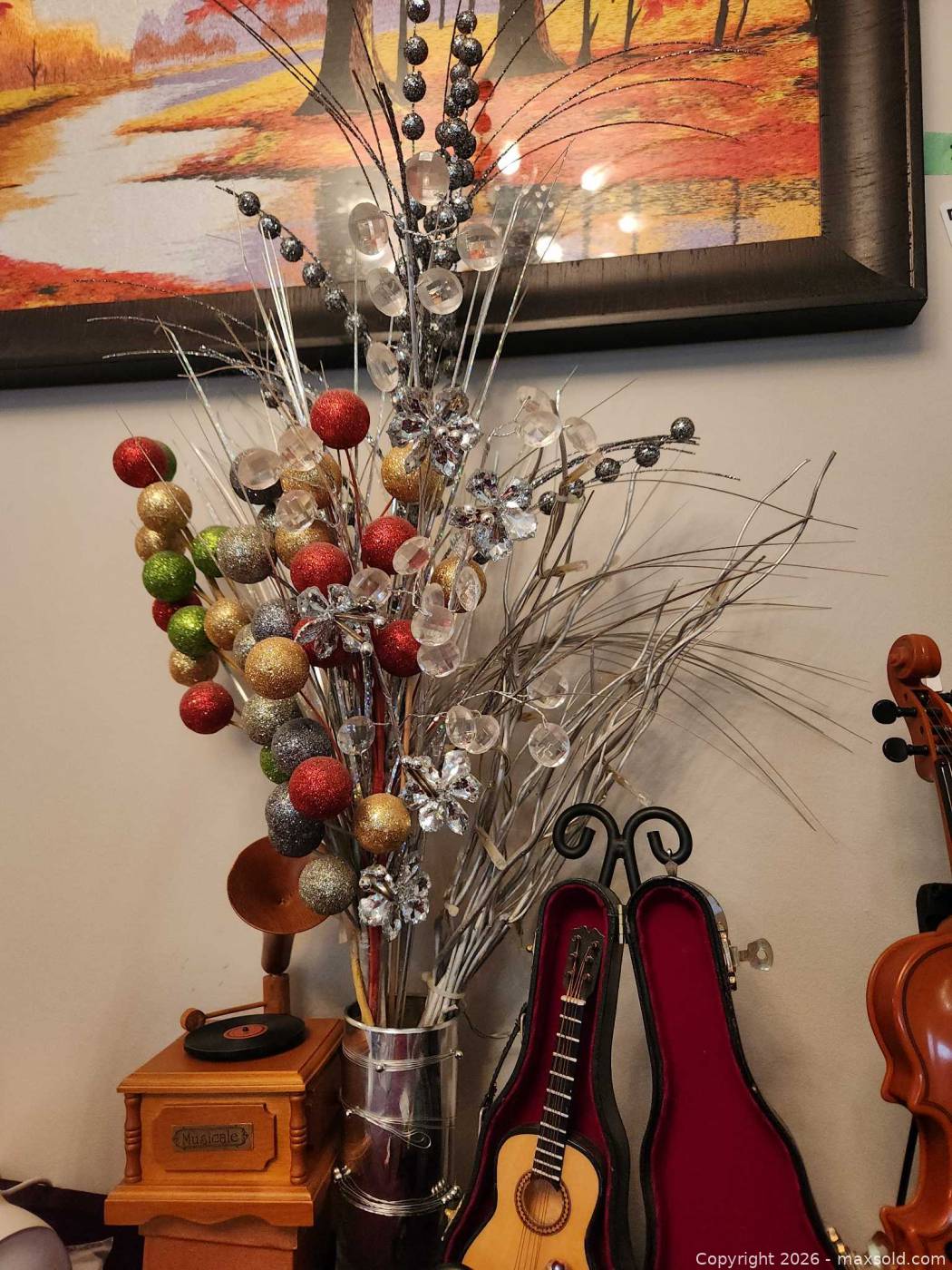 Novelty decor with mini instruments & projector | Maxsold