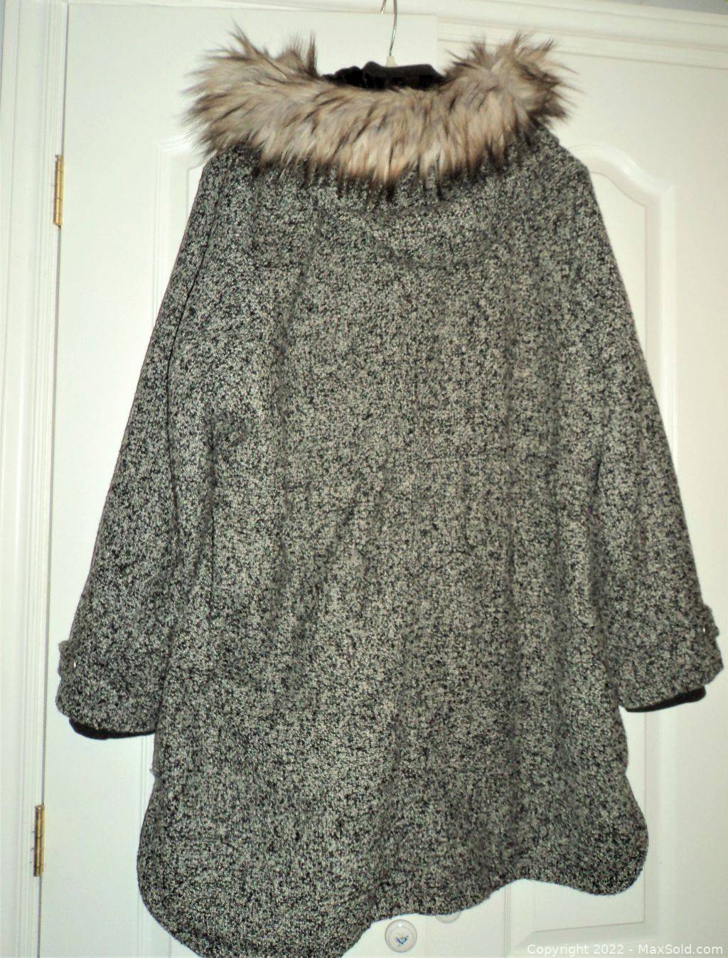 Penningtons Ladies Winter Coat Size 1X | Maxsold