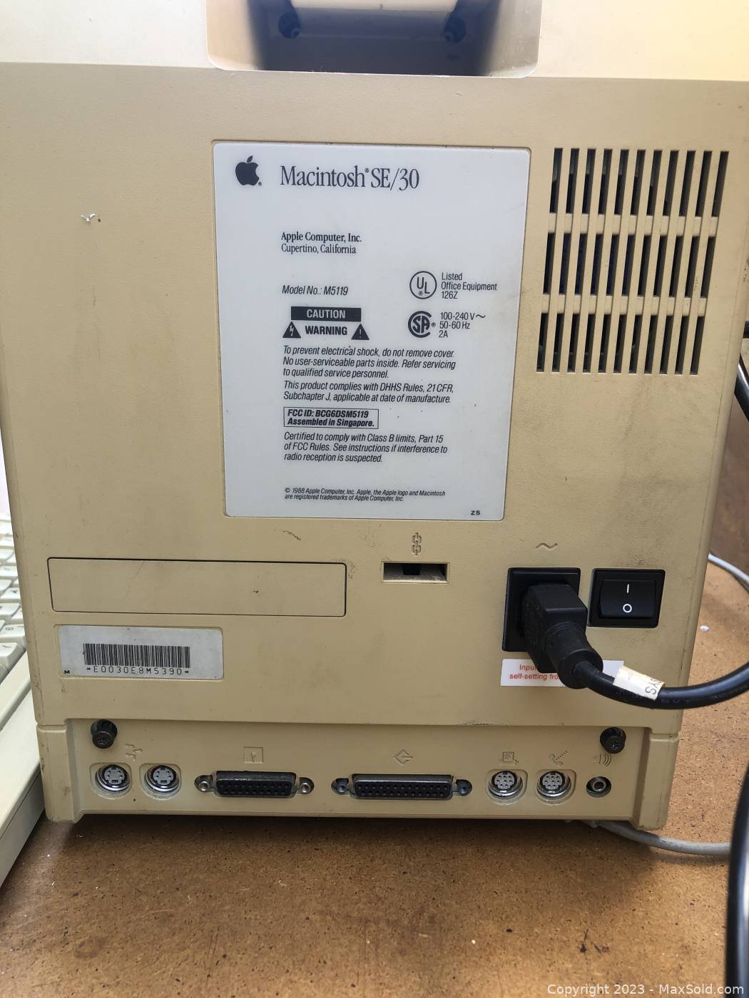 Apple Macintosh SE/30 Computer | Maxsold