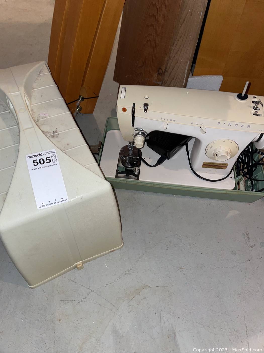 Singer Model 247 Portable Sewing Machine with Case and Accessories ...