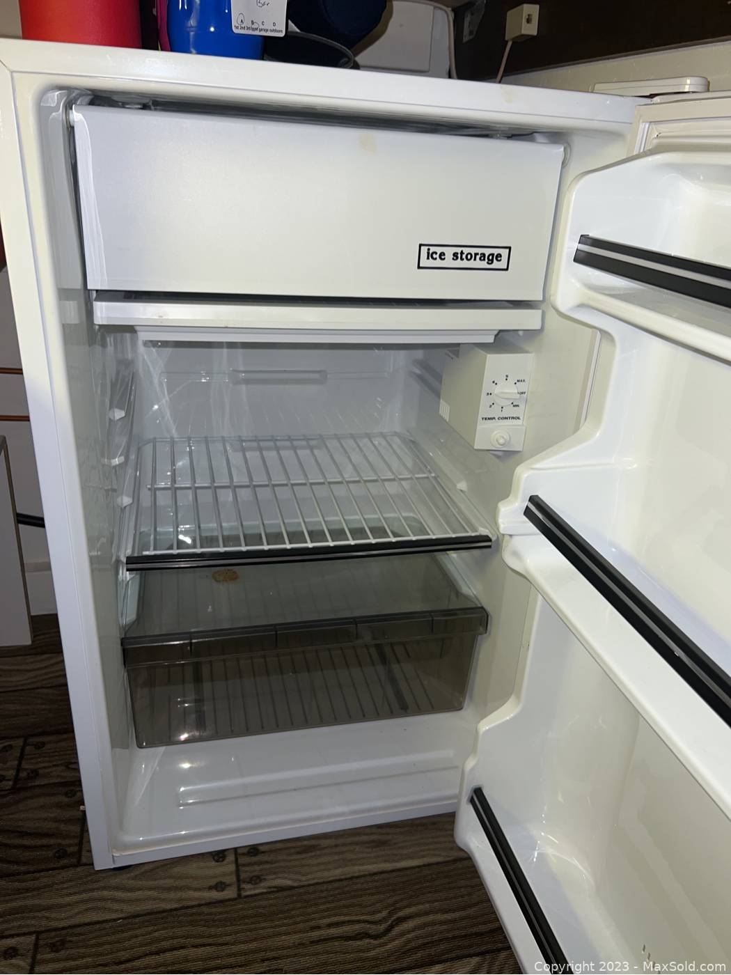 White Mini Fridge by Autoscold | Maxsold