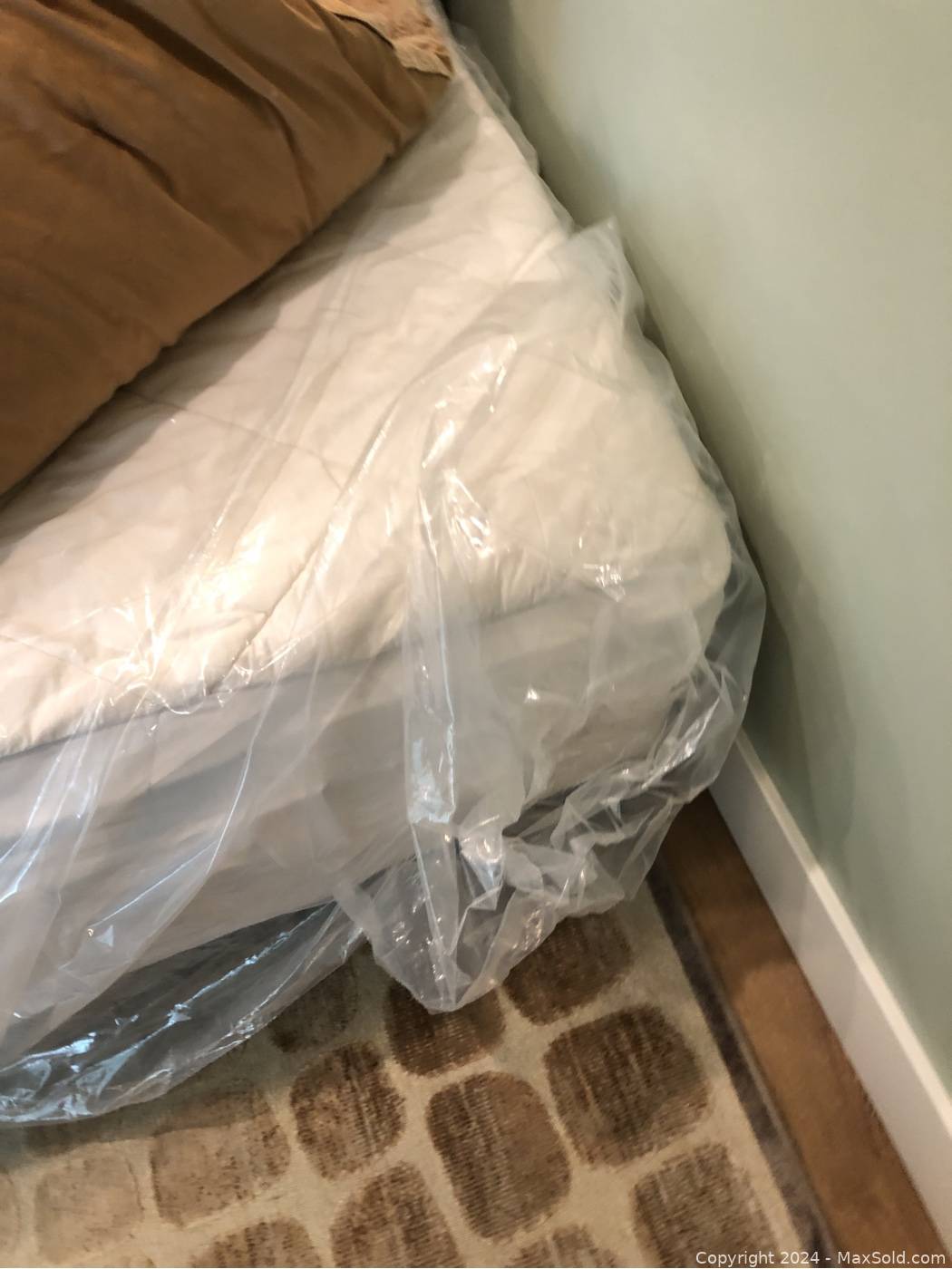 Chris Madden Queen Size 7-Piece Bedding Set | Maxsold