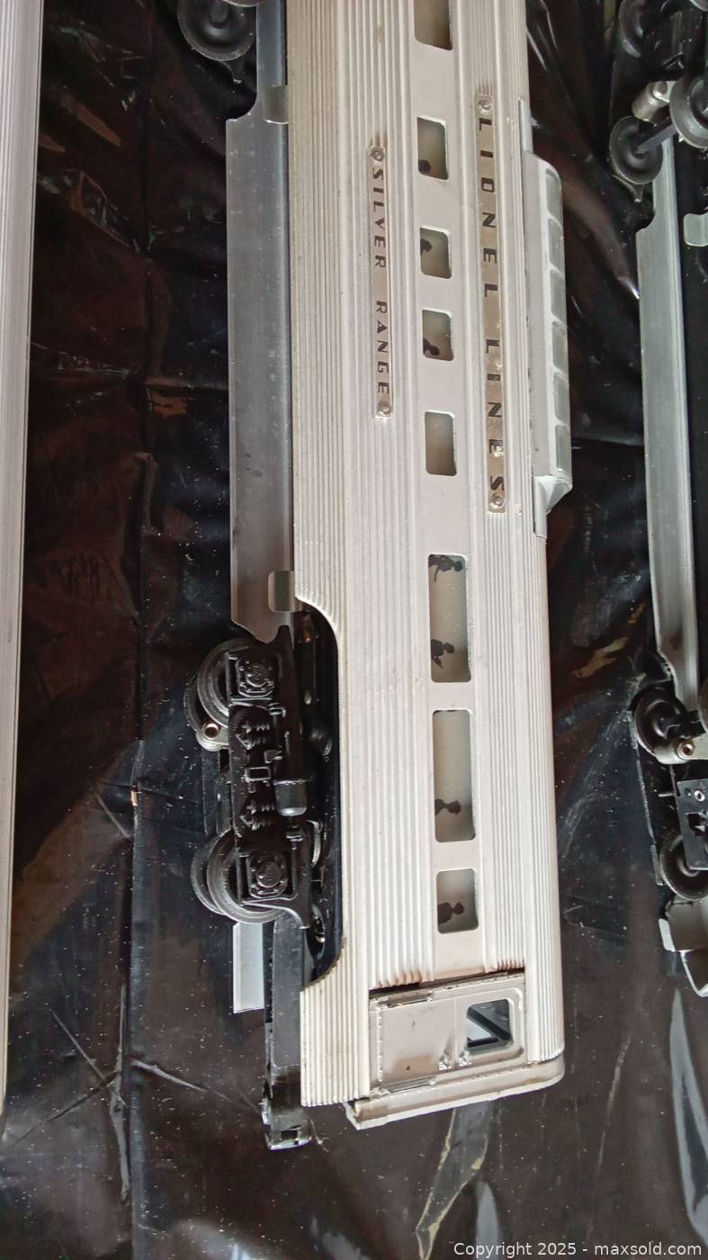 Lionel silver passenger cars set | Maxsold